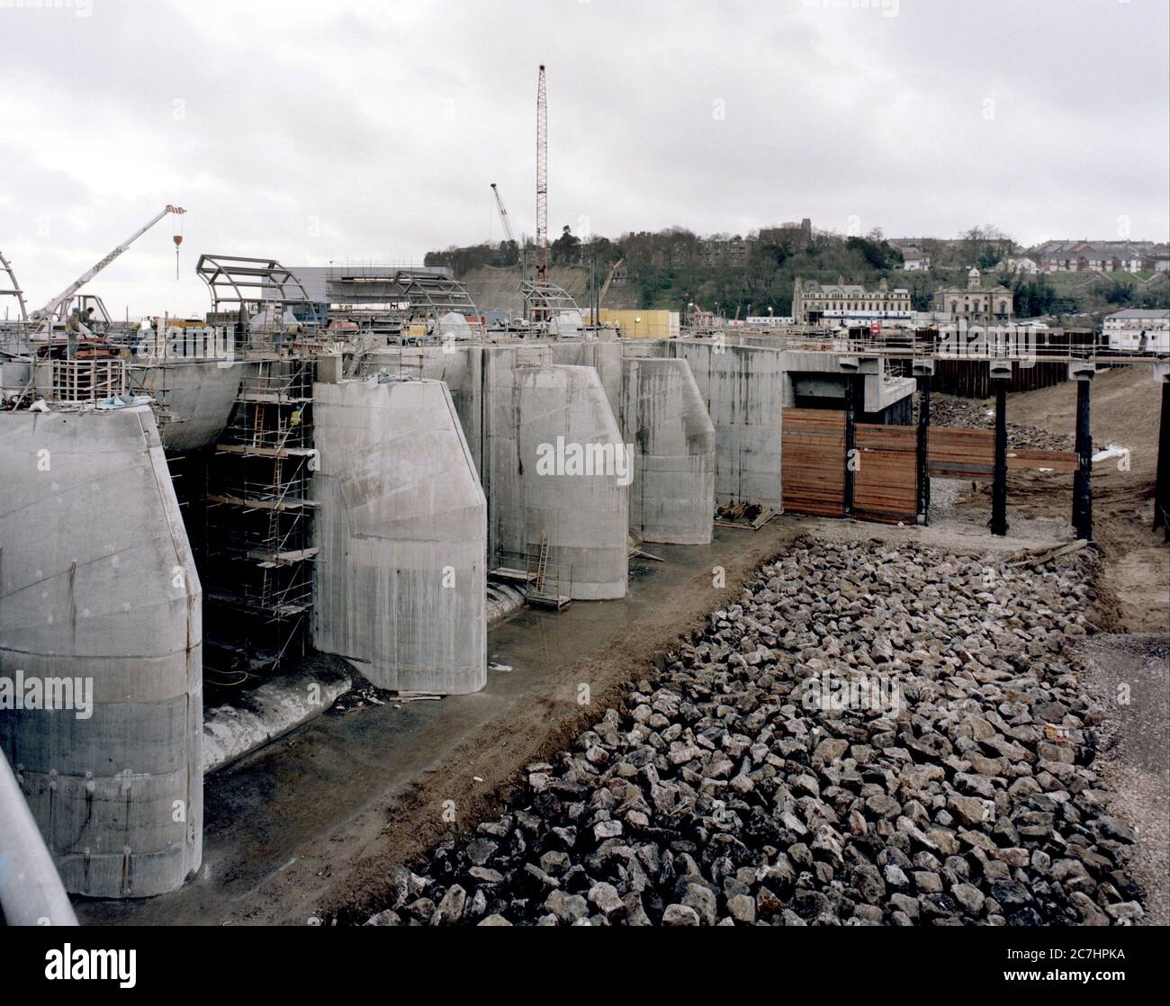 Construction work on the Lock Gates for the Cardiff Bay Barrage Stock ...