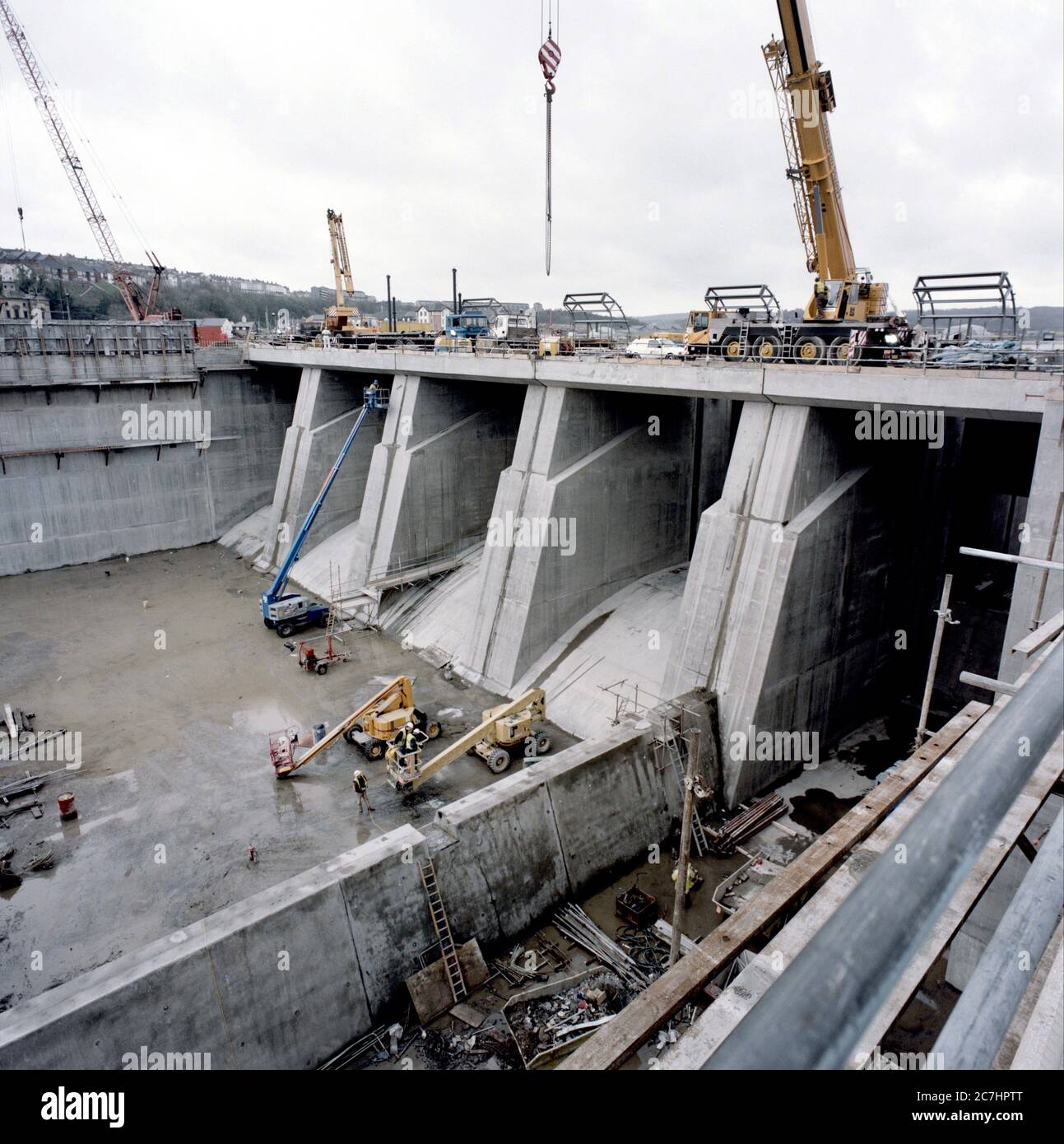 Construction work on the Lock Gates for the Cardiff Bay Barrage Stock ...