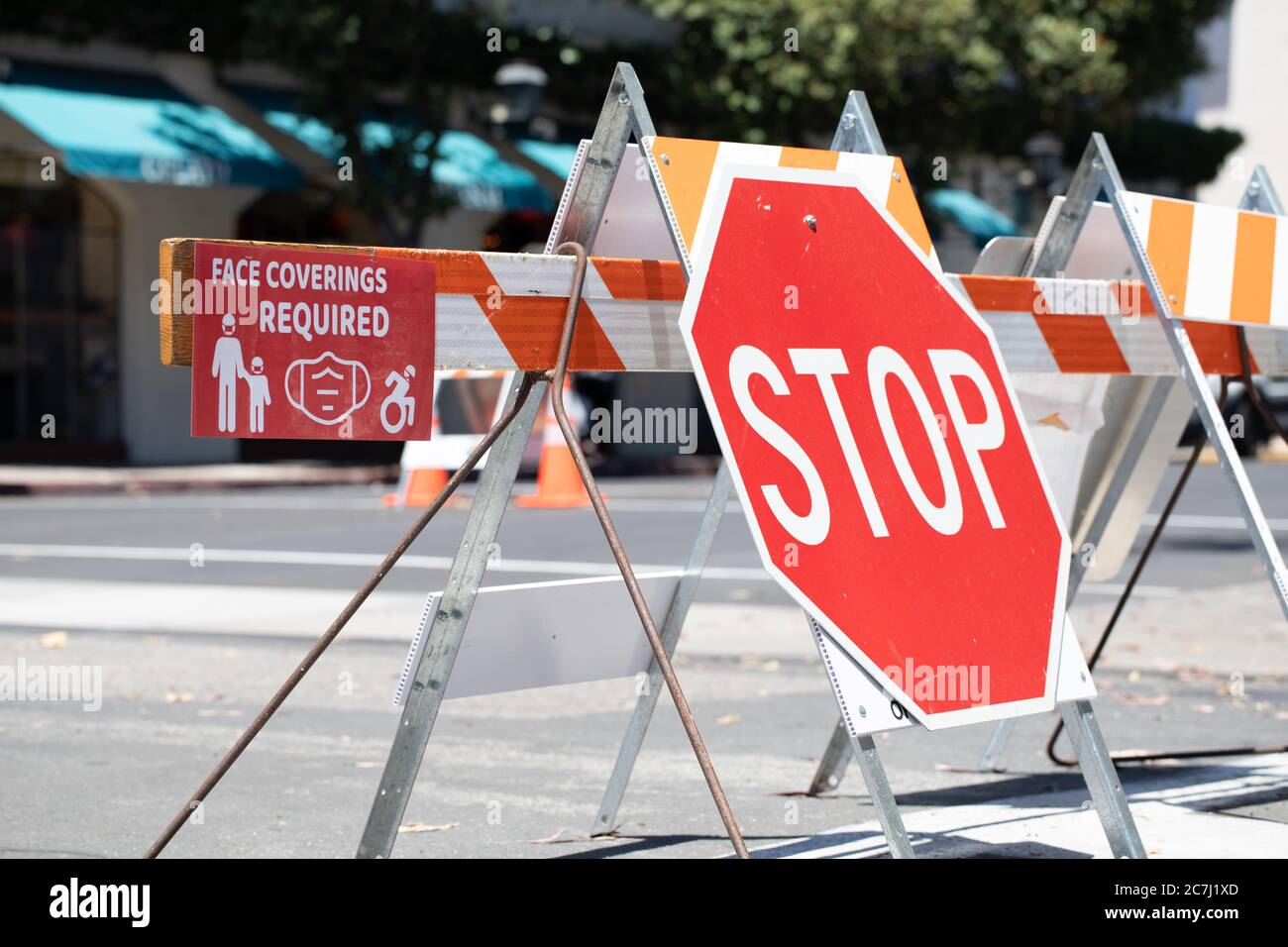 Face covering required warning signs for face masks on public streets ...