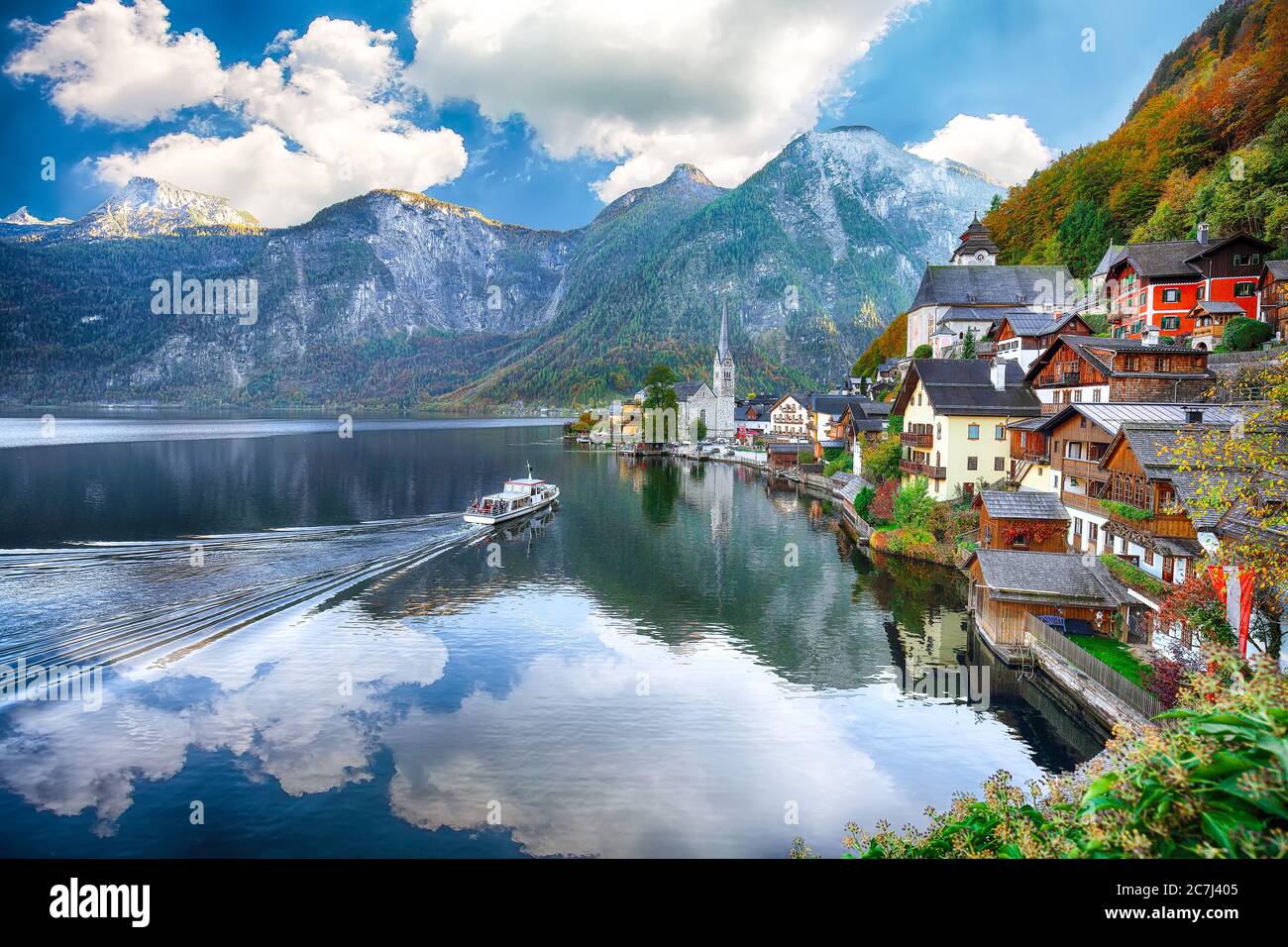Scenic view of famous Hallstatt mountain village with Hallstatter lake. Sunny autumn sunrise on ...