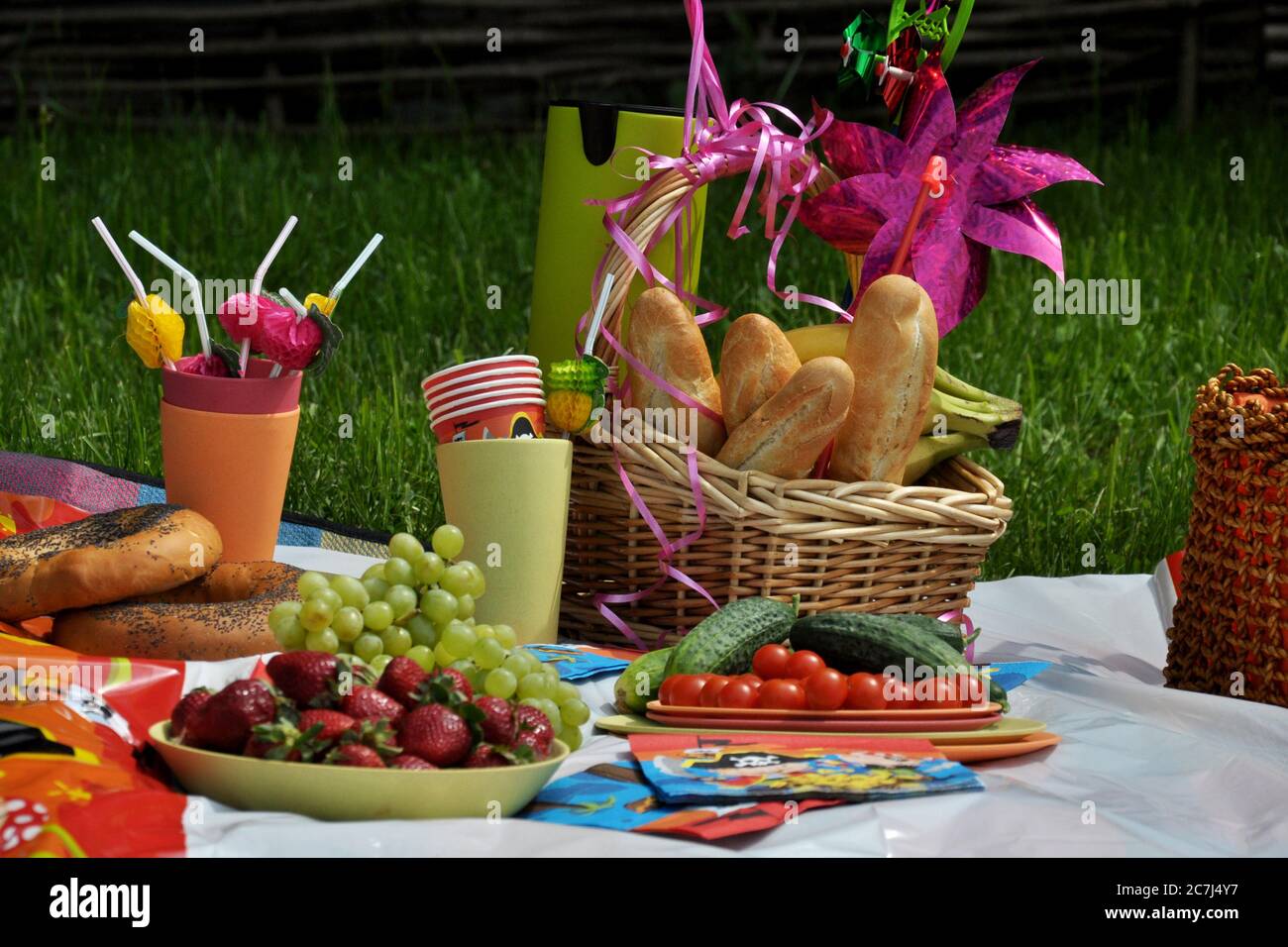 Picnic basket fruits bread hi-res stock photography and images - Alamy
