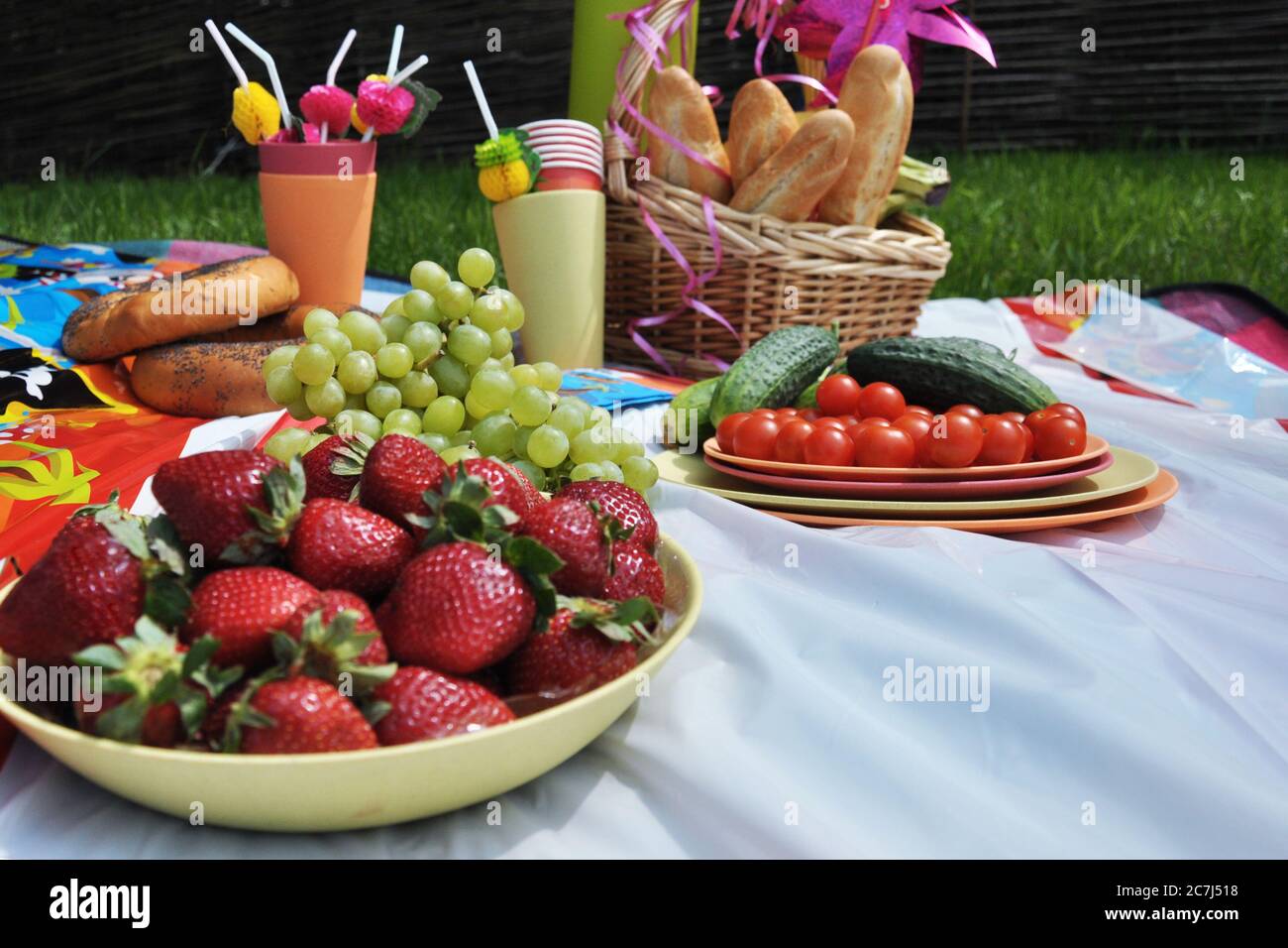 Picnic basket fruits bread hi-res stock photography and images - Alamy