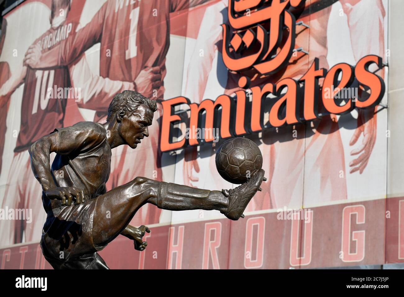 Dennis bergkamp statue hi-res stock photography and images - Alamy