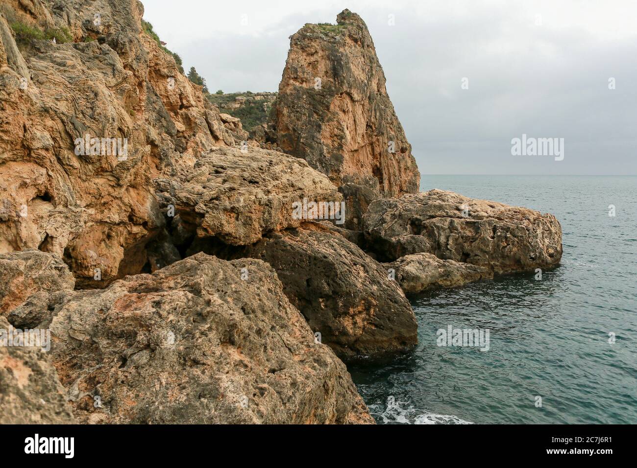 Cliffs of cliffs by the sea Stock Photo - Alamy