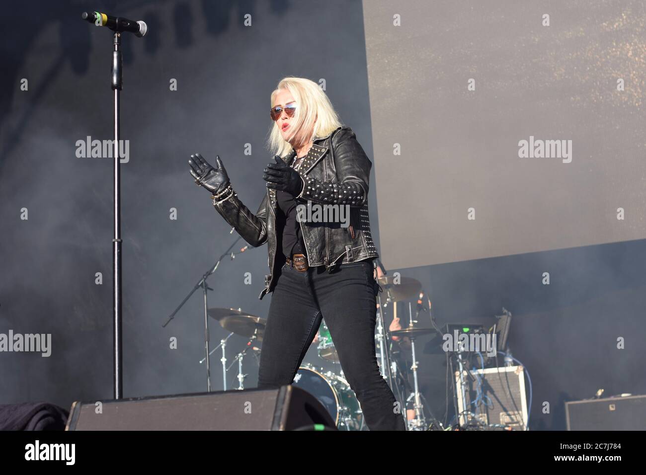 Kids audience concert rock hi-res stock photography and images - Alamy