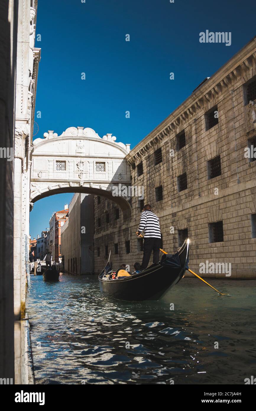 Boat going under tower bridge hi-res stock photography and images - Alamy