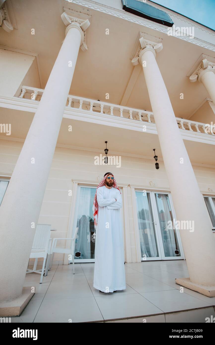 Handsome middle eastern arab muslim man in traditional clothing ...