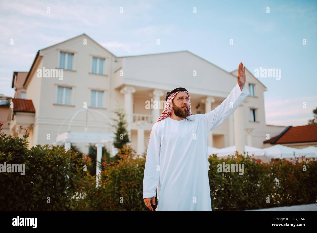 Handsome middle eastern arab muslim man in traditional clothing ...