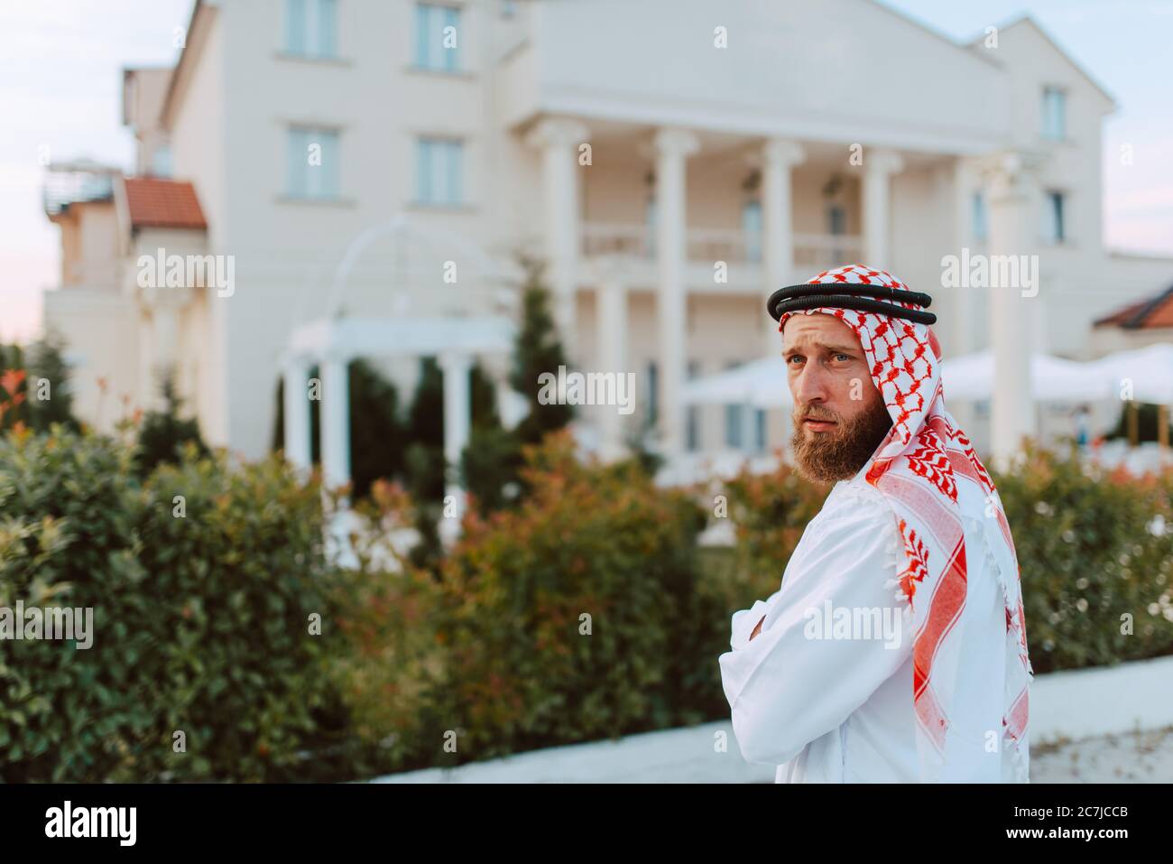 Handsome middle eastern arab muslim man in traditional clothing ...