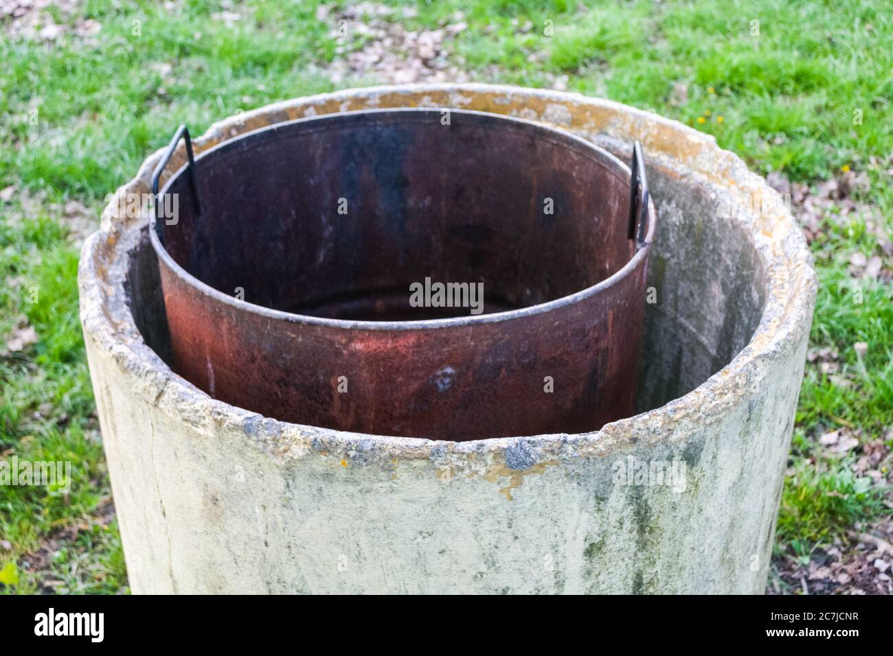 Galvanized metal tub hi-res stock photography and images - Alamy