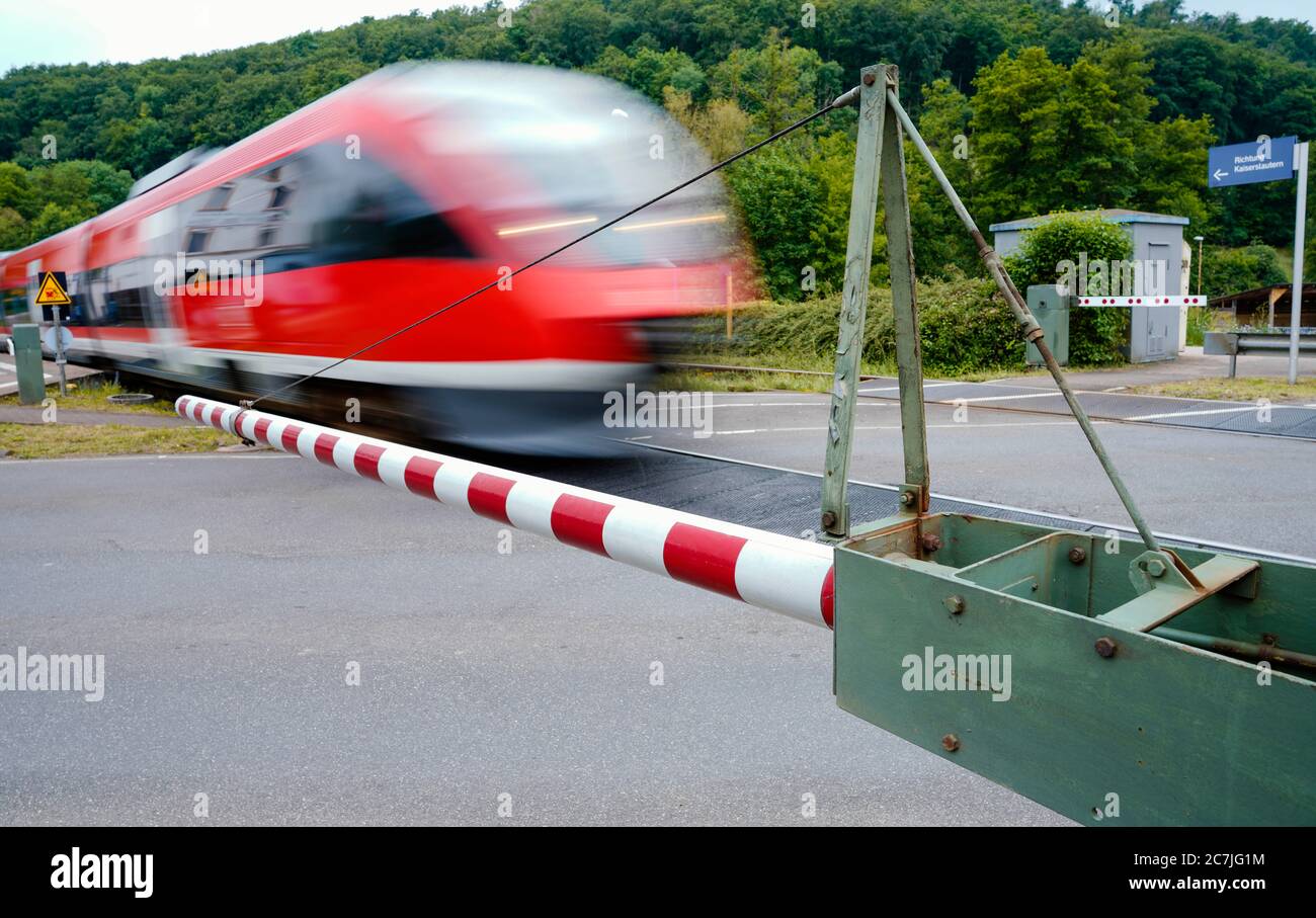 Imsweiler, Germany. 17th June, 2020. A train crosses the Bundesstraße ...