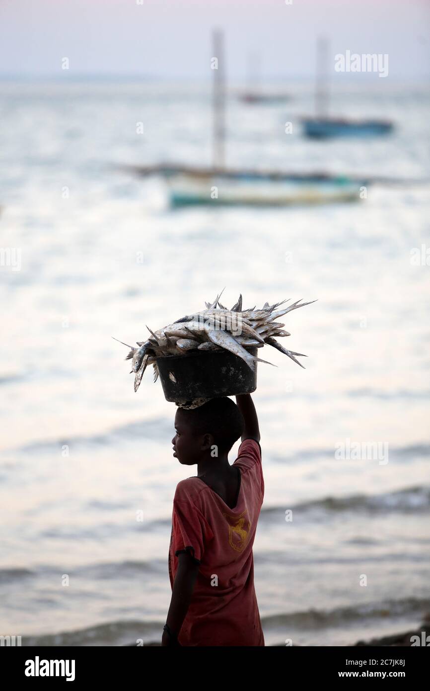People selling fish on the beach, Vilankulo, Inhambane, Mozambique ...