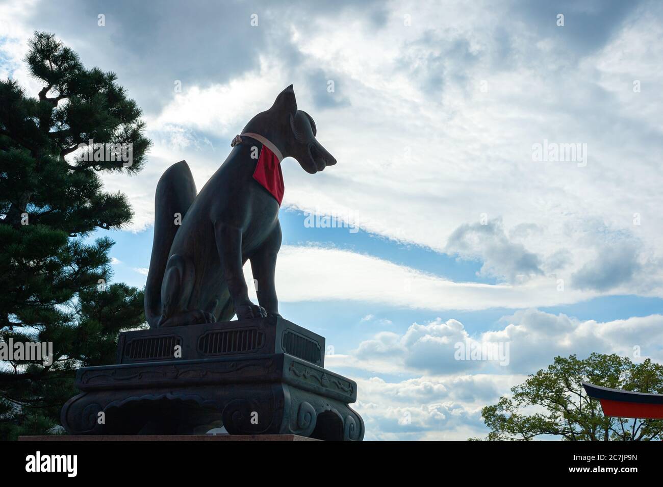 Japanese fox statue hi-res stock photography and images - Alamy