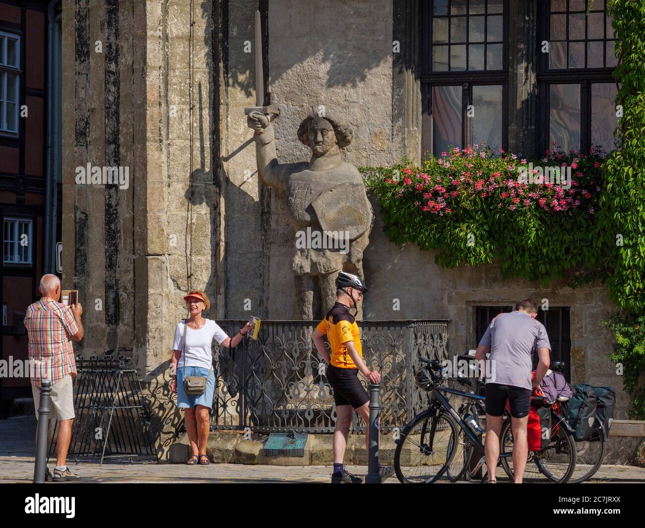 Tourists, Roland am Rathaus, old town of Quedlinburg, UNESCO World ...