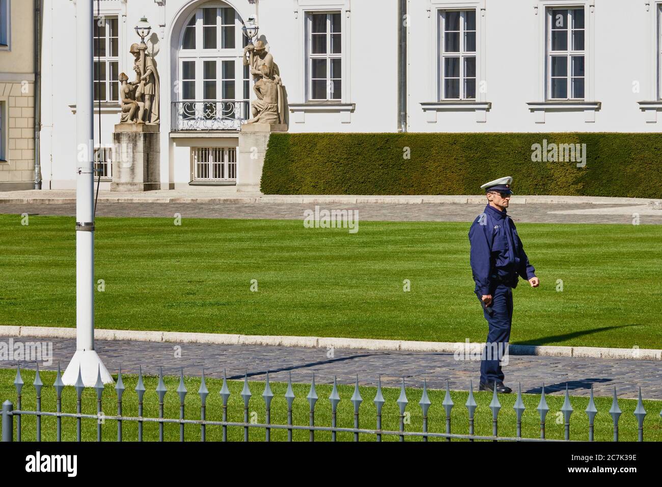 Uniform of german guards hi-res stock photography and images - Alamy