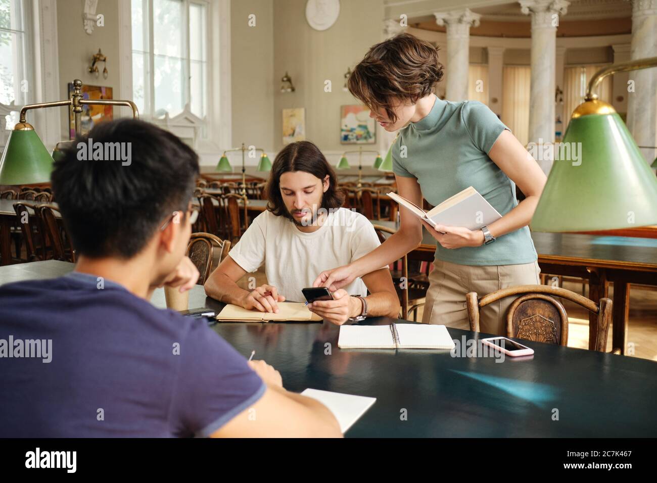 Explaining tutorial hi-res stock photography and images - Alamy