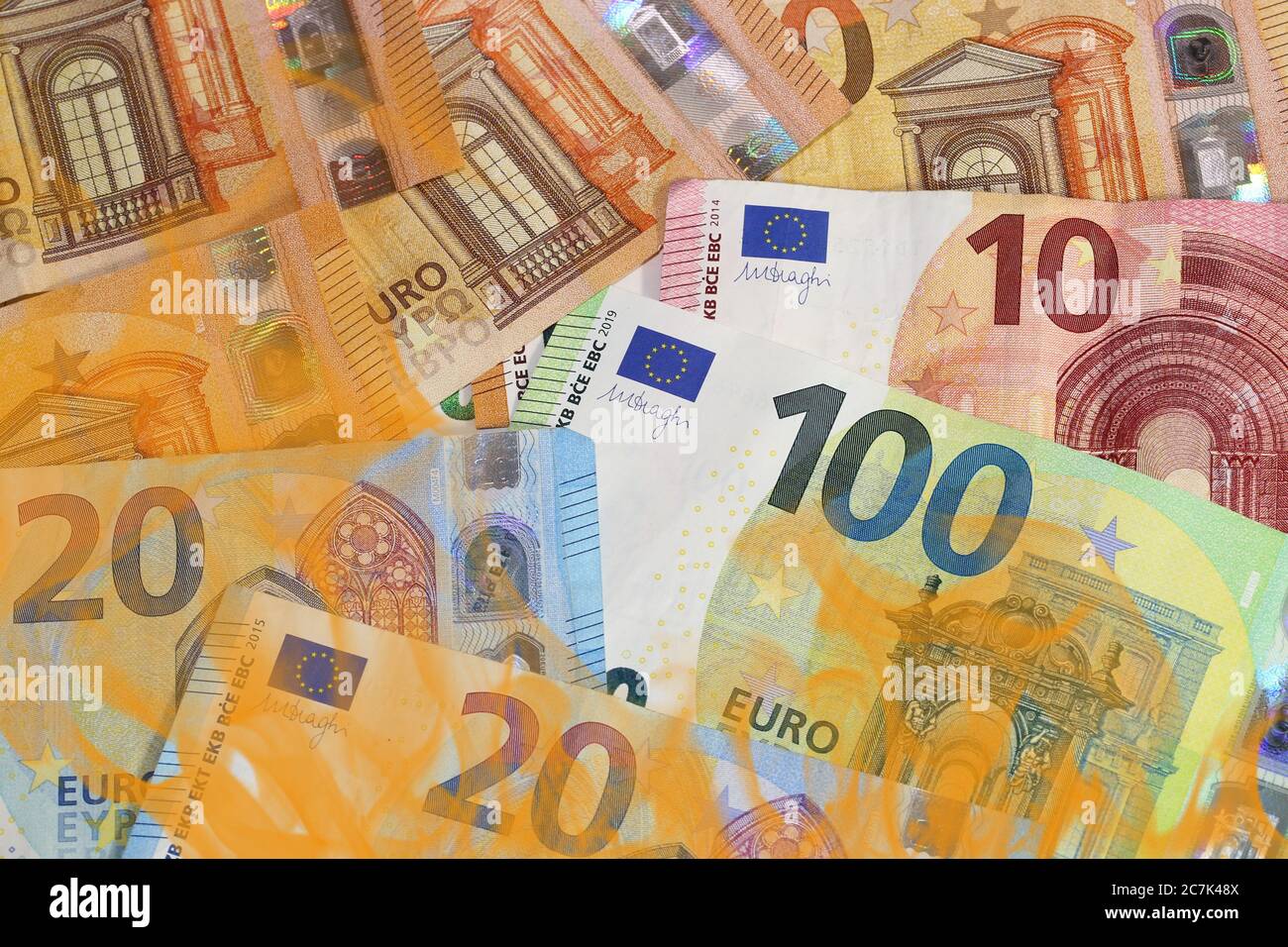 Symbol image: Burning euro notes (euro banknotes) as a symbol for waste ...