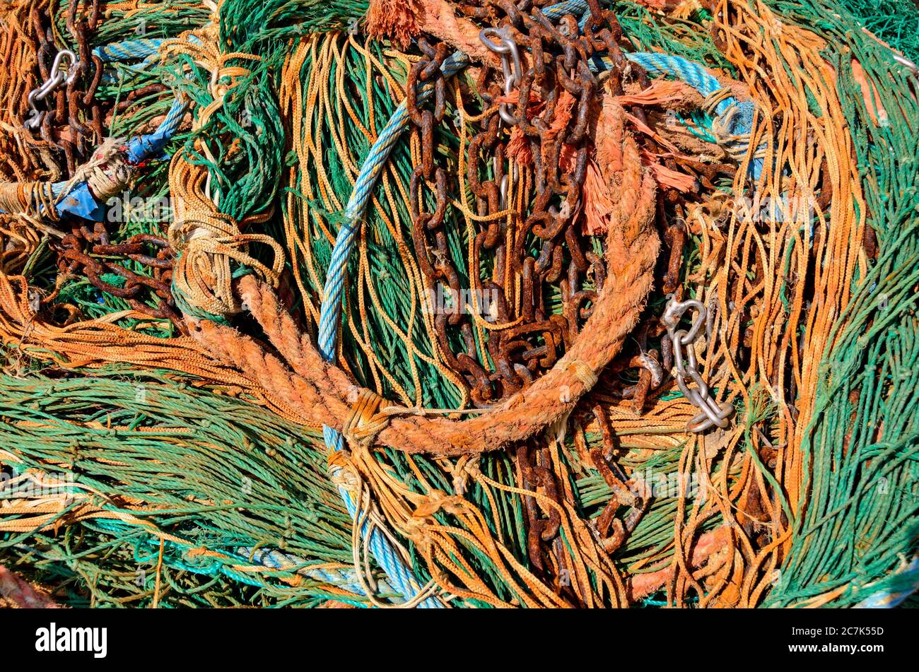 Old rope and chain hi-res stock photography and images - Alamy