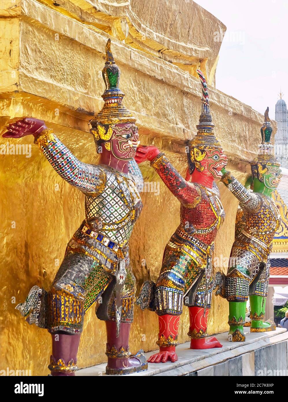 Ancient giant statue around base hi-res stock photography and images ...