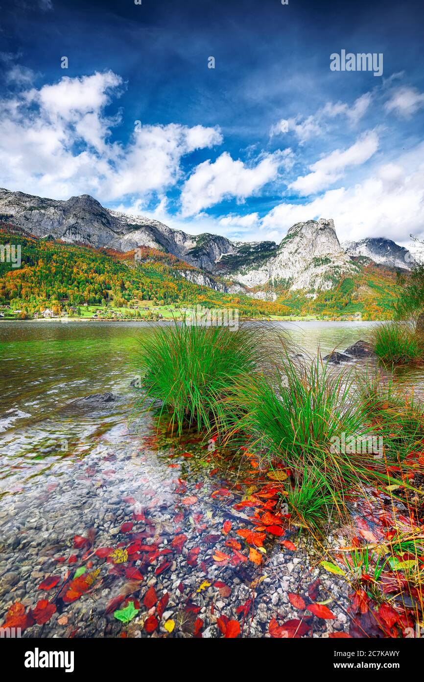 Idyllic autumn scene in Grundlsee lake. Location: resort Grundlsee ...
