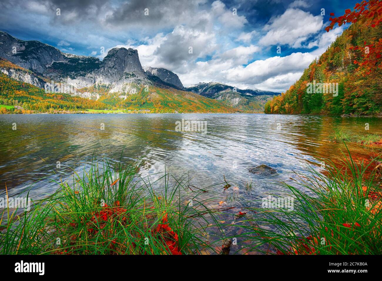 Idyllic autumn scene in Grundlsee lake. Location: resort Grundlsee ...