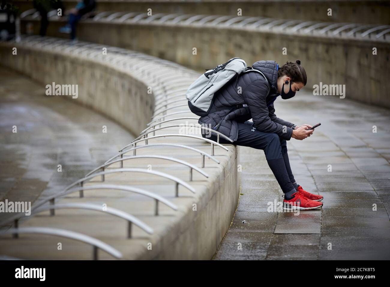 Pedestrian wearing a face mask hi-res stock photography and images - Alamy