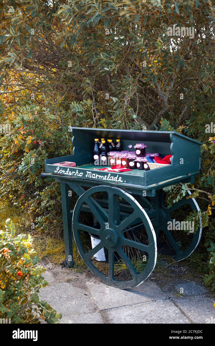 Old fashioned food hand cart hi-res stock photography and images - Alamy