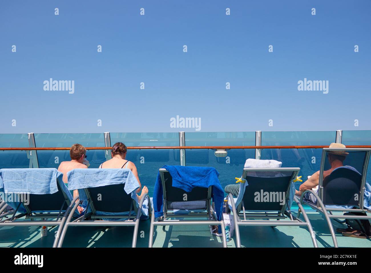 Cruise ship guests on the independence of the seas of the royal ...