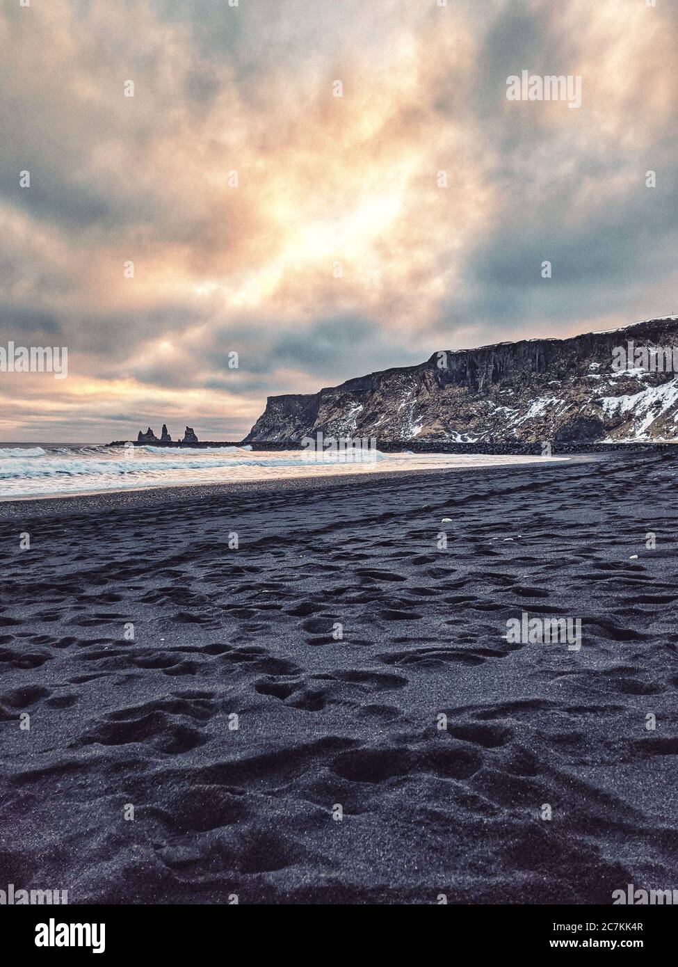 Black Sand Beach in Vik y Myrdal with a view of the Troll Rocks Stock ...