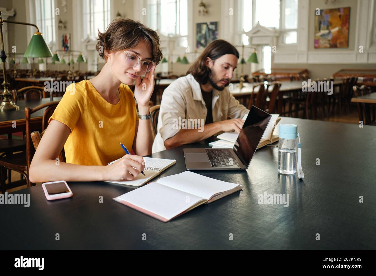 Self study students in the campus hi-res stock photography and images ...
