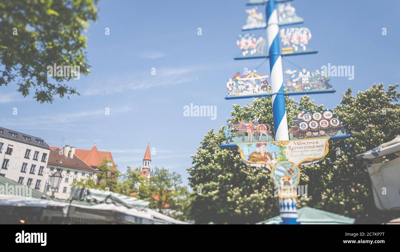 The Viktualienmarkt in Munich's old town with a maypole Stock Photo - Alamy
