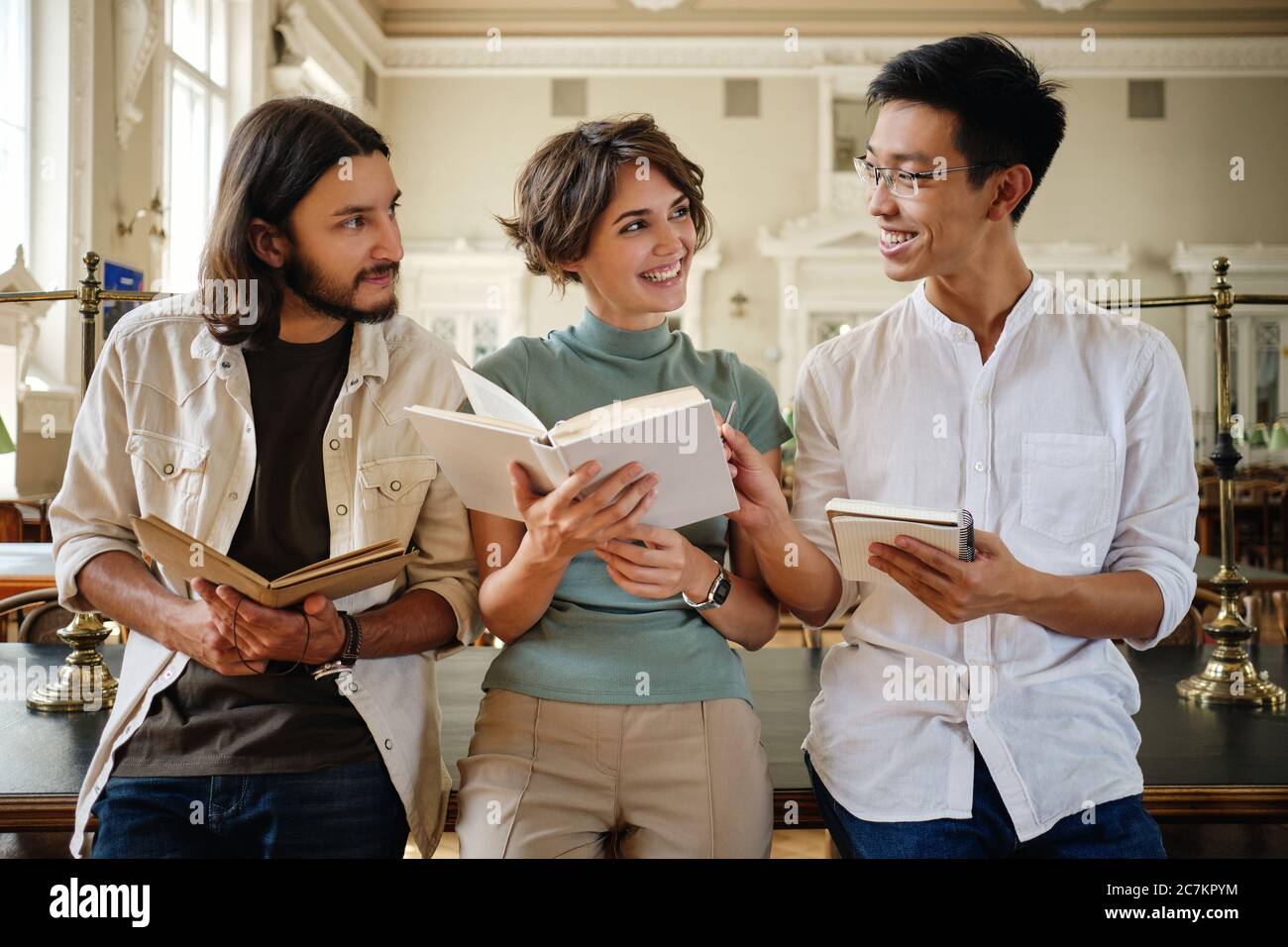 Multinational student hi-res stock photography and images - Alamy