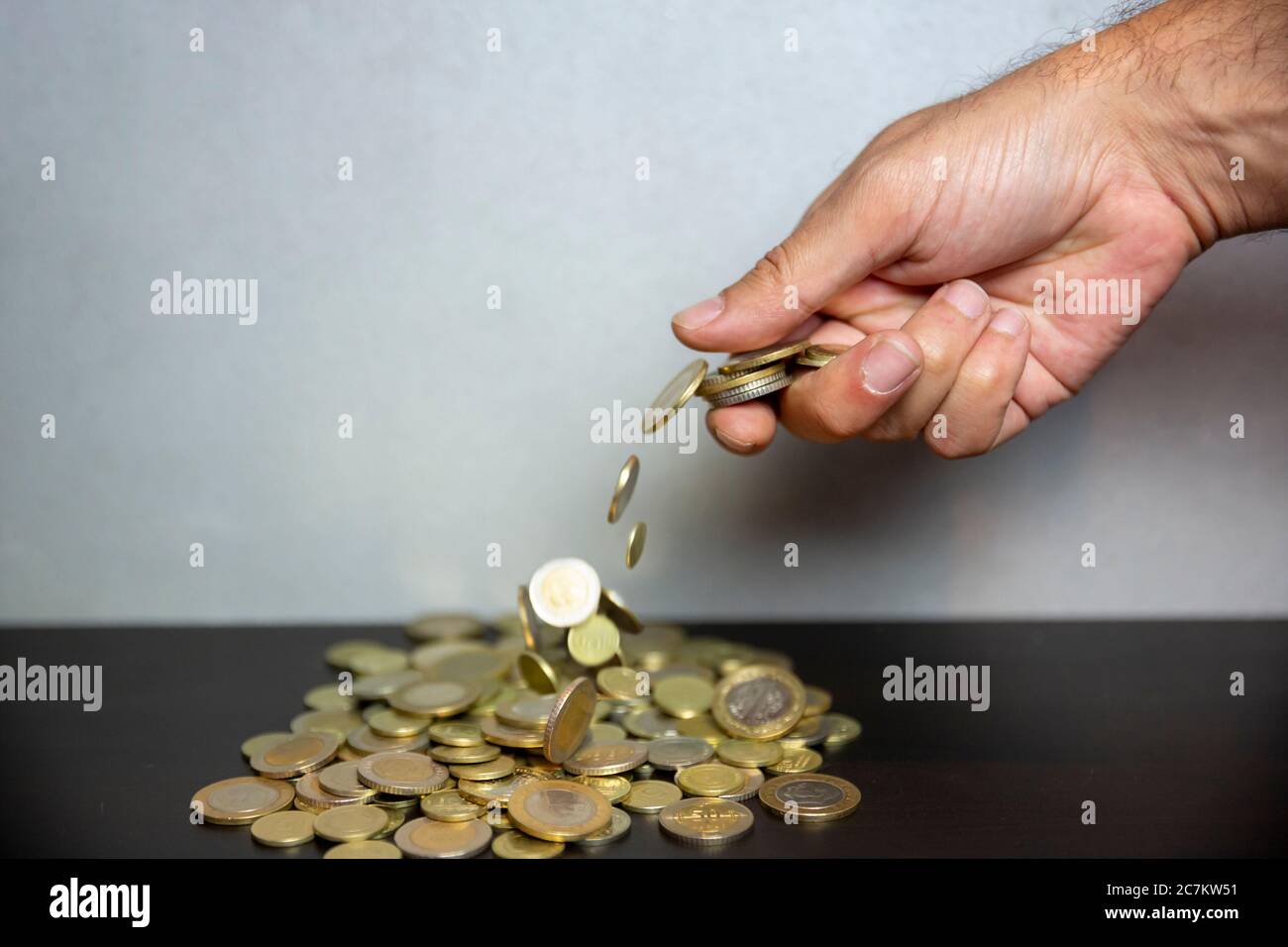 Hand holding coin hi-res stock photography and images - Alamy