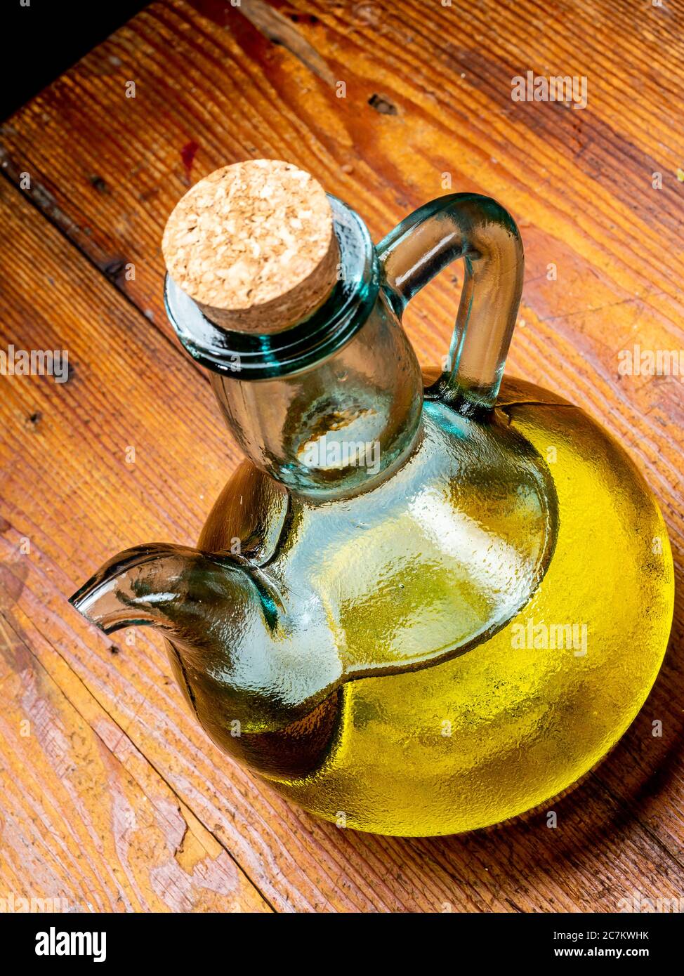 Transparent glass oilcan, with virgin olive oil Stock Photo - Alamy