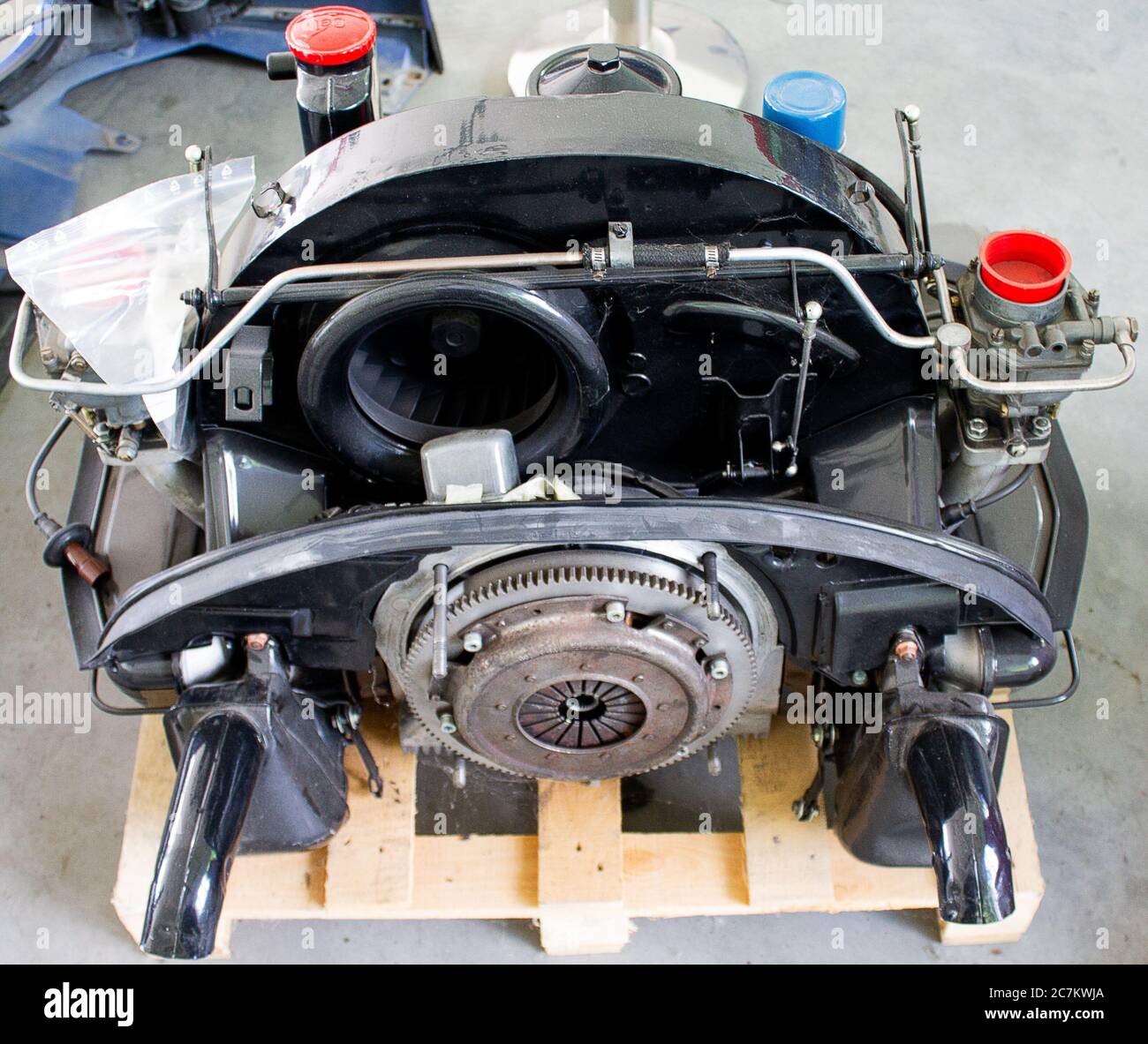 The engine of a Porsche 356 can be seen from behind on the gearbox ...