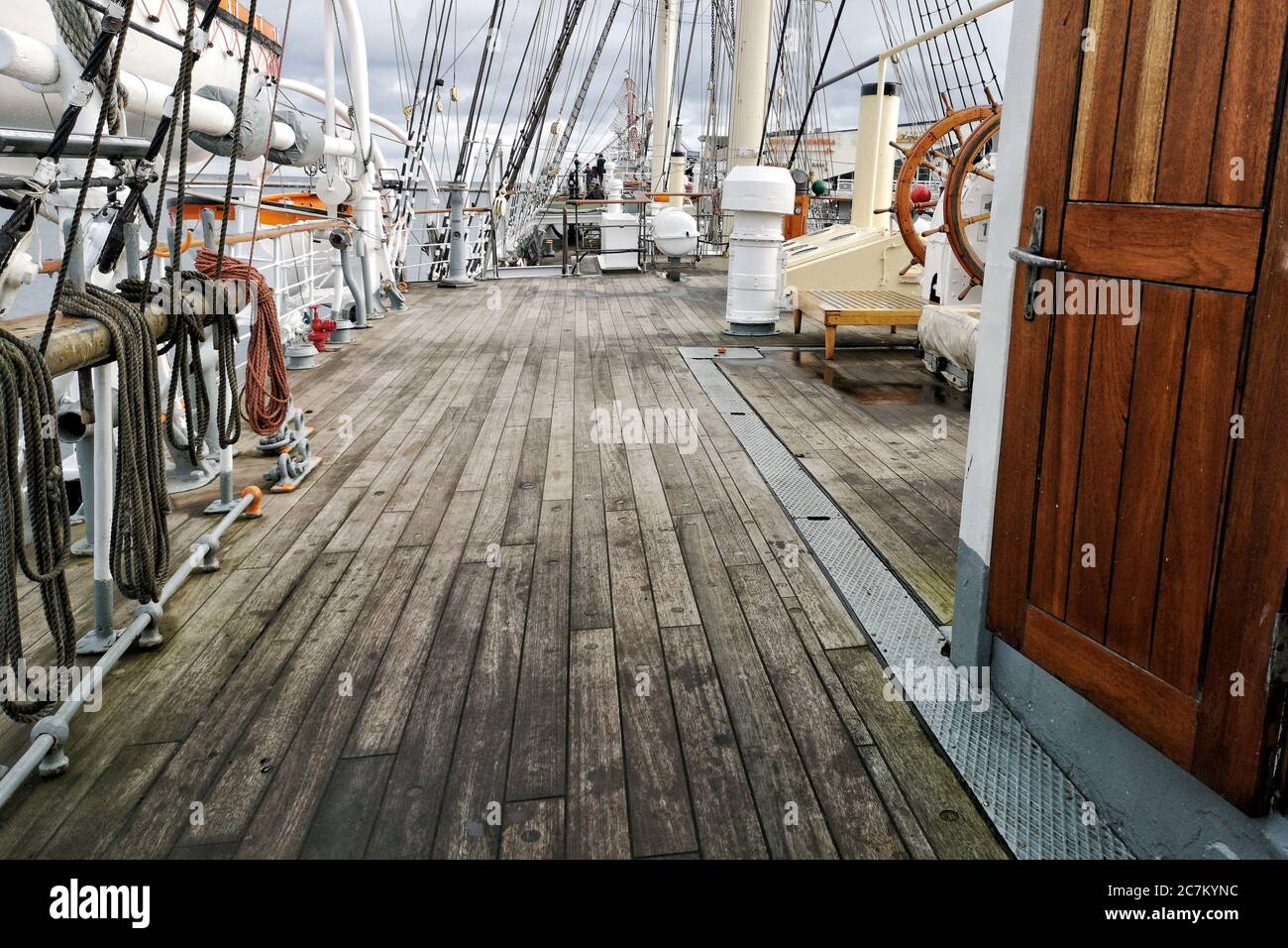 Deck cables hi-res stock photography and images - Alamy