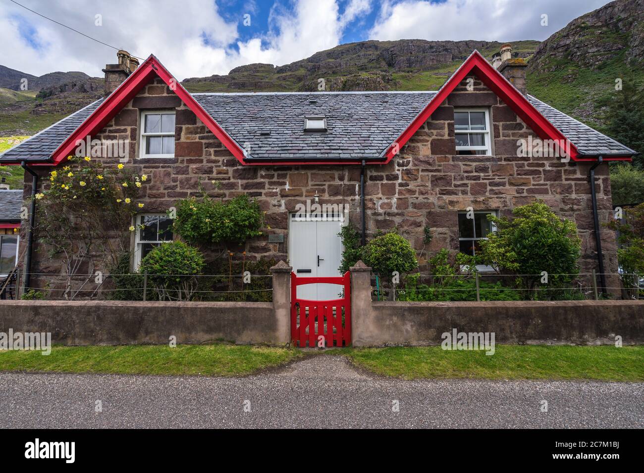Old scottish cottage hi-res stock photography and images - Alamy