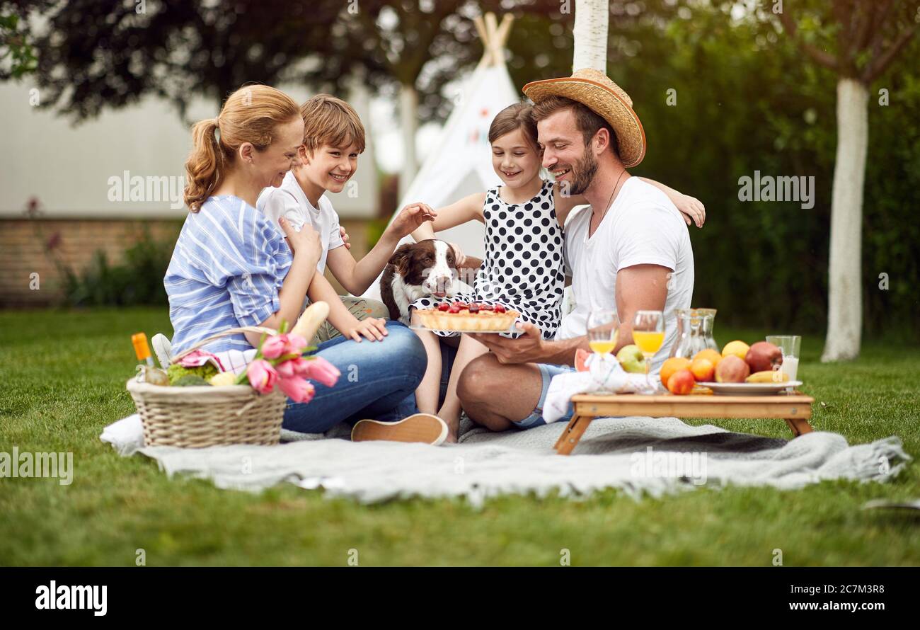 Eat summer family hi-res stock photography and images - Alamy
