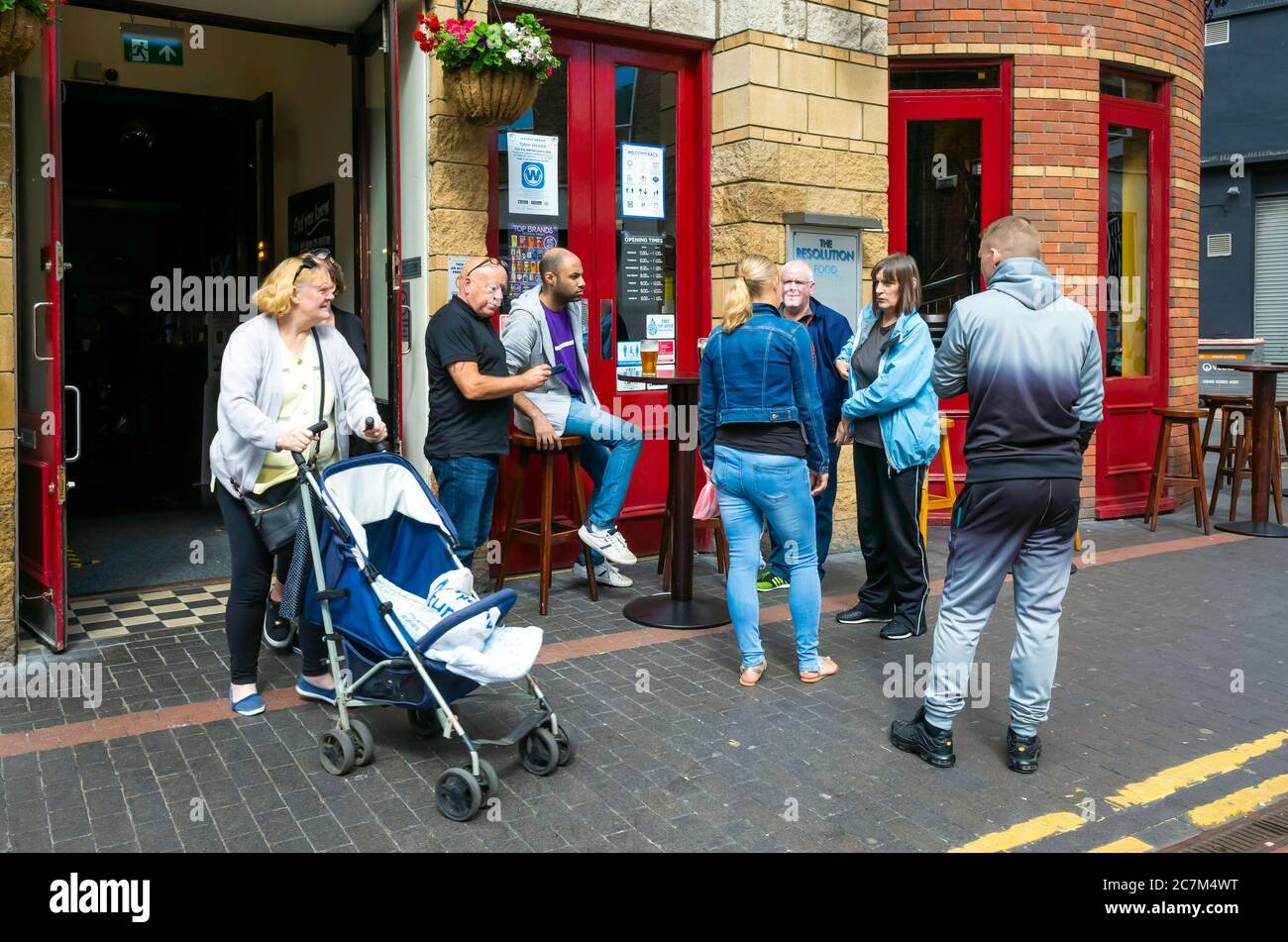 Women in a pub and uk and coronavirus hi-res stock photography and ...