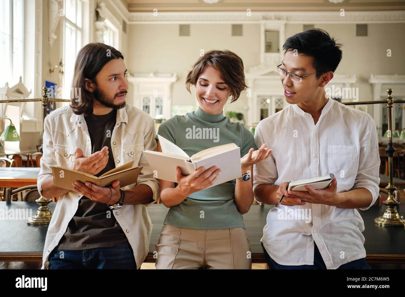 Multinational student hi-res stock photography and images - Alamy