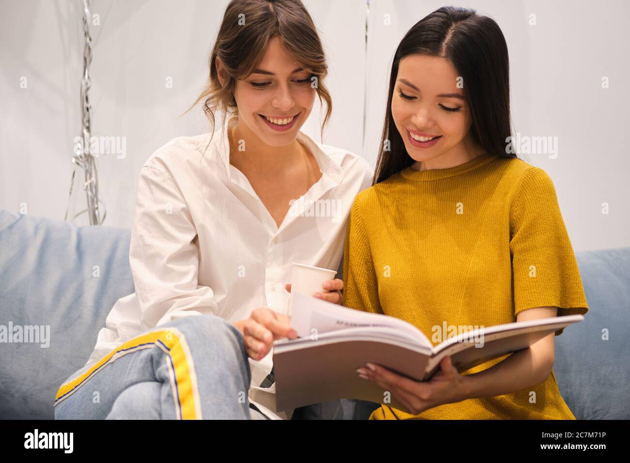 Asian girls magazine hi-res stock photography and images - Alamy