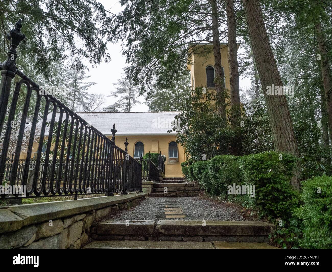 Pathway to the church hi-res stock photography and images - Alamy