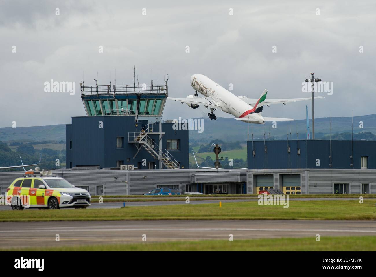 Emirates airlines boeing 777 taking off glasgow control tower hi-res ...