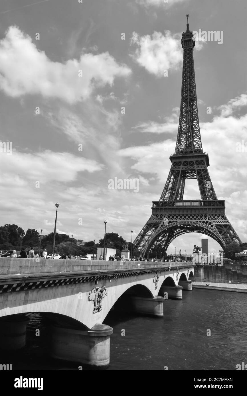 Paris river bridge structure Black and White Stock Photos & Images - Alamy