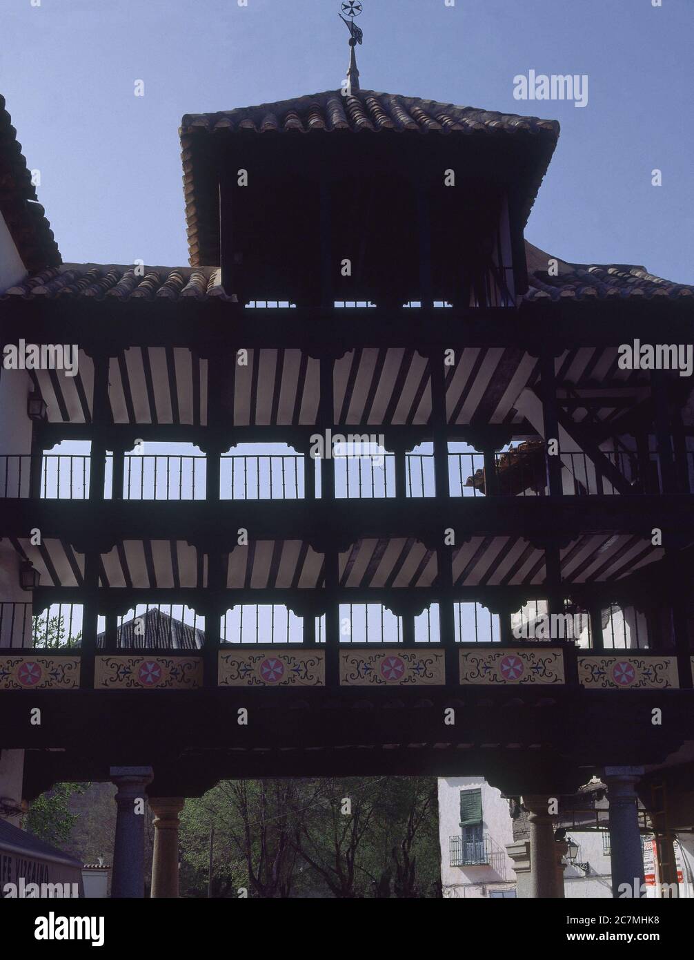 ESTRUCTURA ADINTELADA DE MADERA - ACCESO PORTICADO A LA PLAZA MAYOR ...