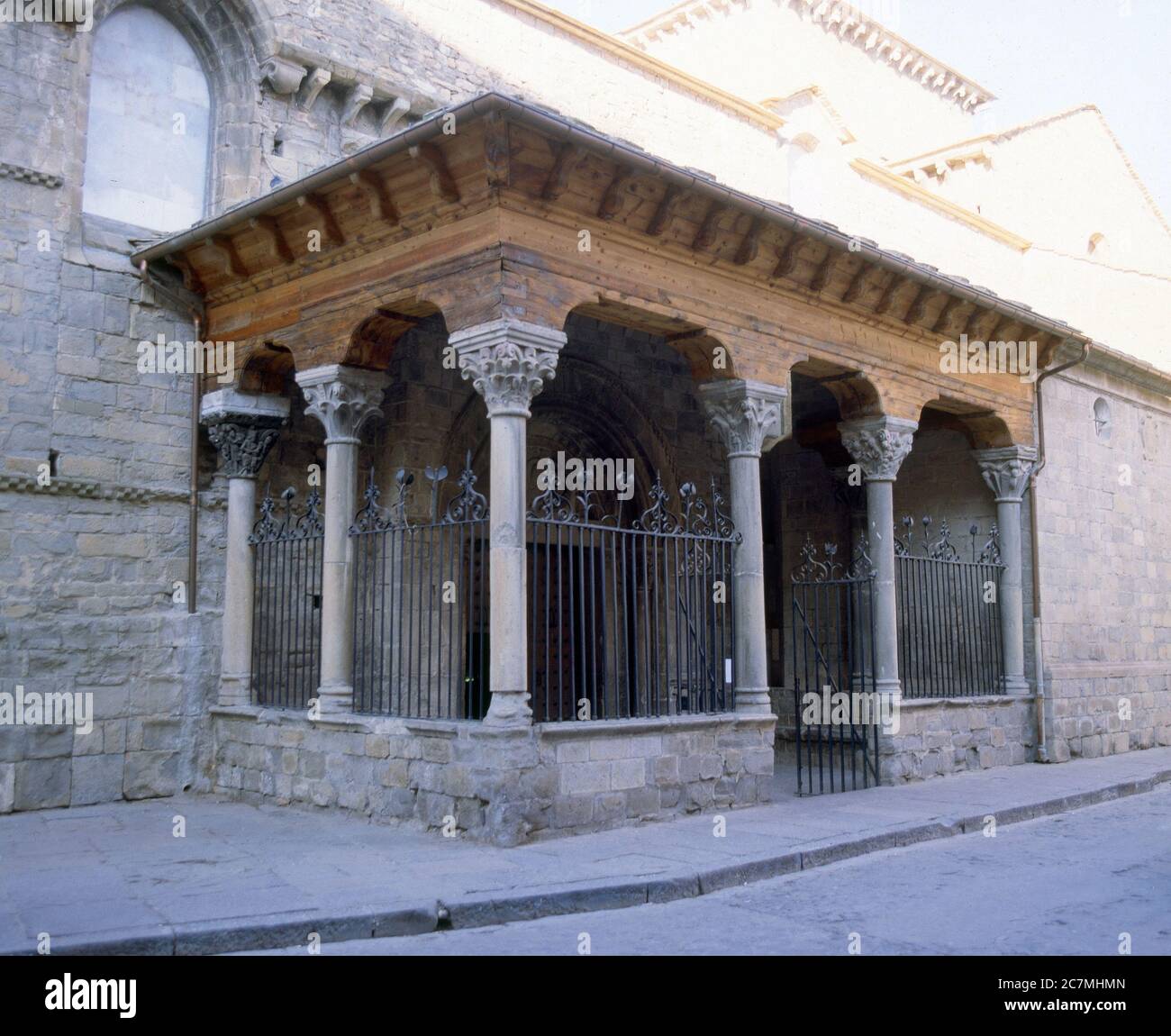 PORTICO MERIDIONAL DE LA CATEDRAL DE JACA - SIGLO XI - ROMANICO ESPAÑOL ...