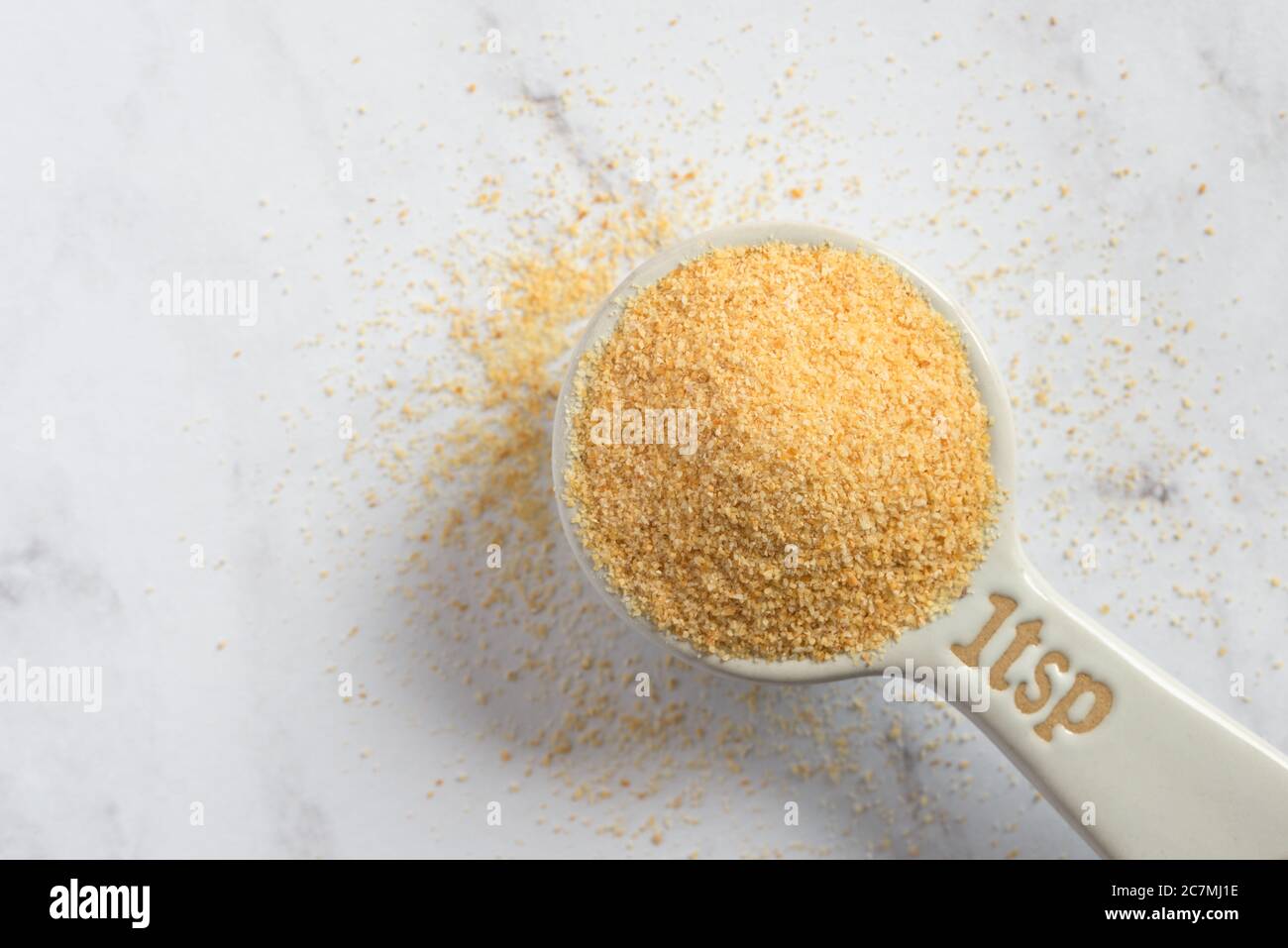 Garlic Powder Spilled from a Teaspoon Stock Photo - Alamy