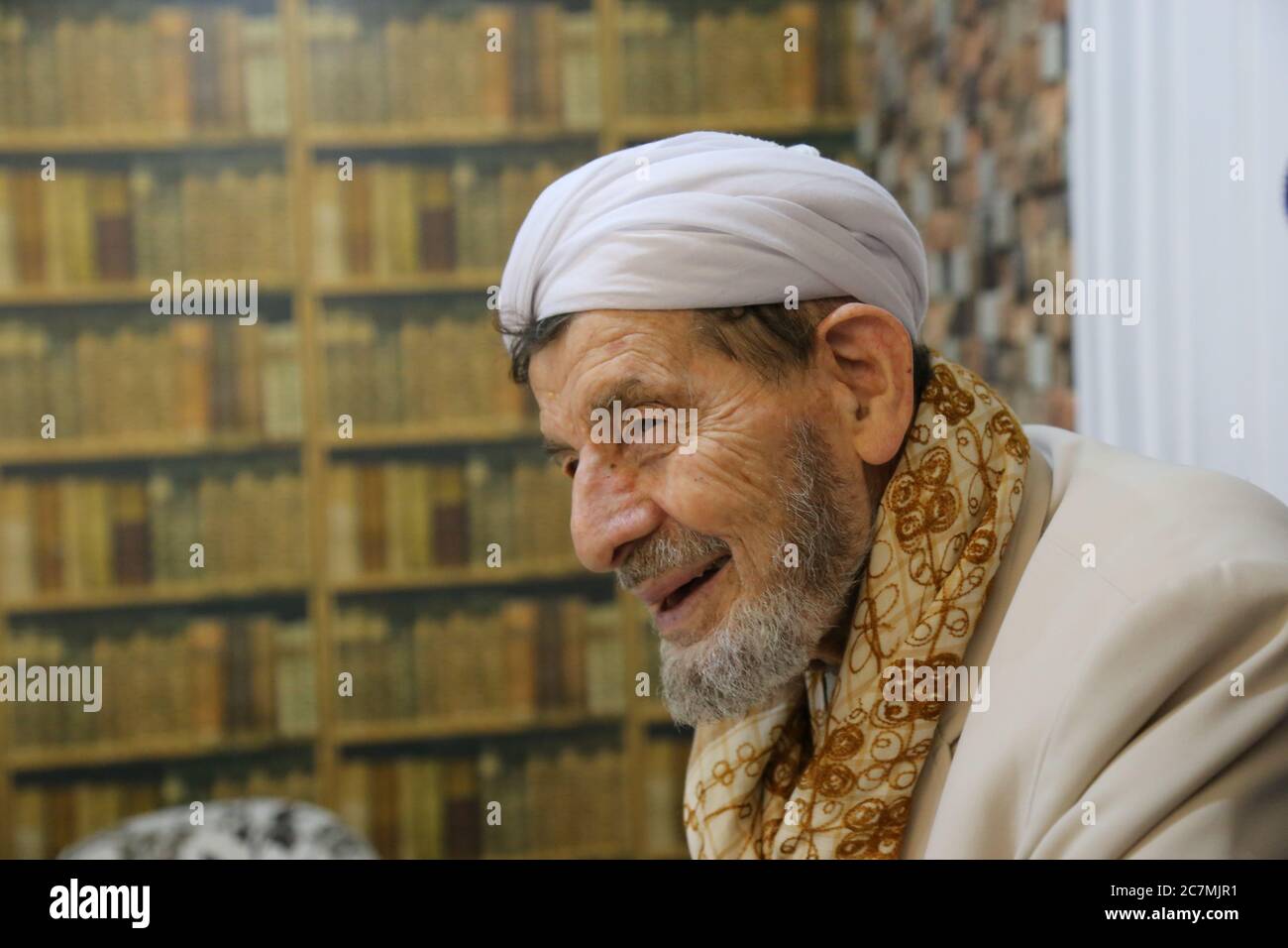 Shot of a smiling elderly muslim man who wears traditional islamic ...