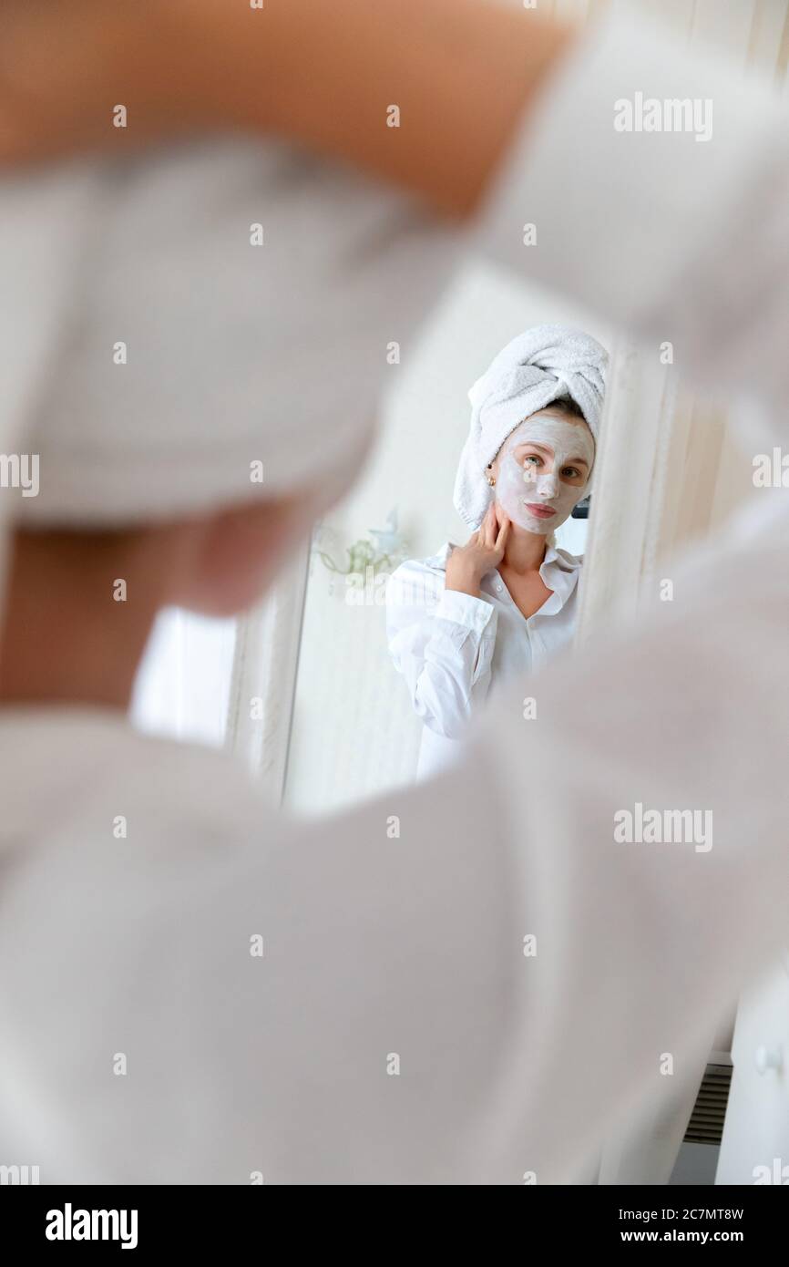 Apply face mask hi-res stock photography and images - Alamy