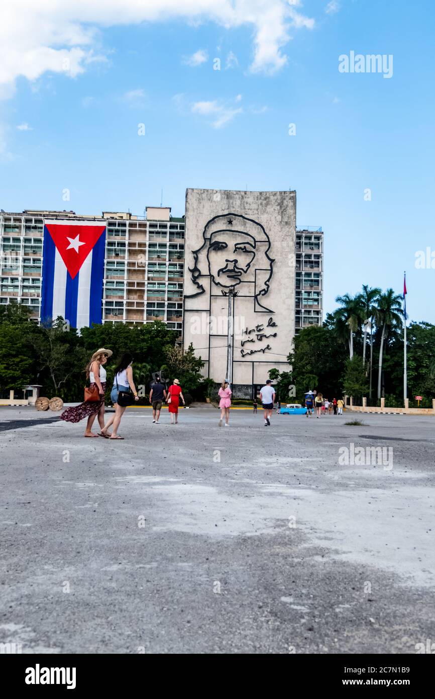 5-story steel outline of Che Guevara's face in The Plaza de la ...